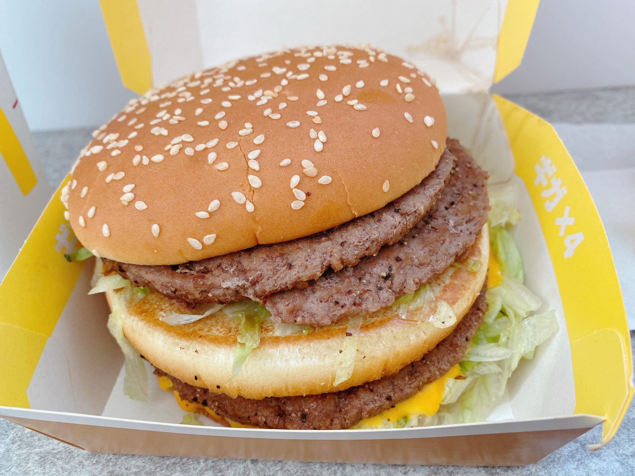 【マクドナルド】Big Macの4倍？！期間・数量限定の“ Giga Big Mac“を食べてみた！ - せんだいマチプラ