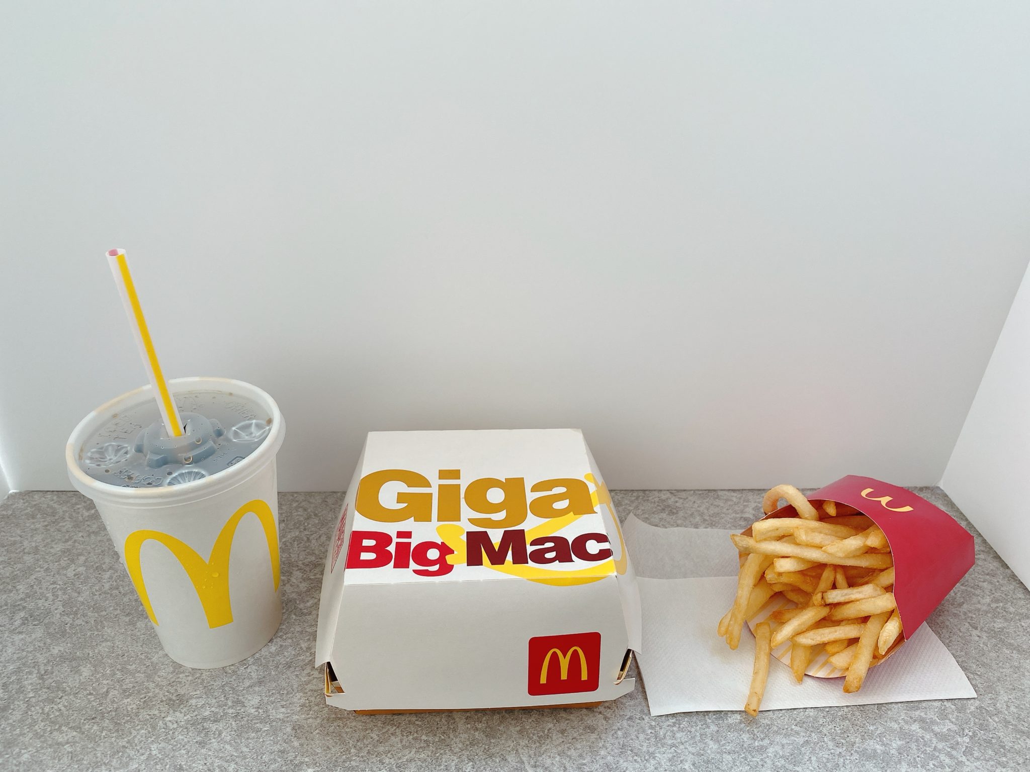 【マクドナルド】Big Macの4倍？！期間・数量限定の“ Giga Big Mac“を食べてみた！ - せんだいマチプラ